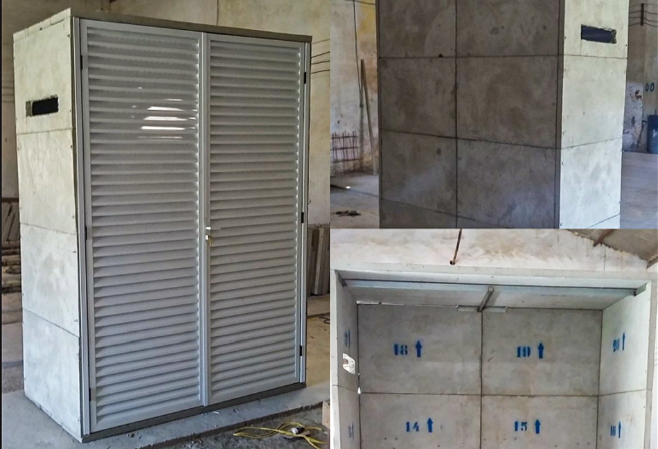 Abrigo confeccionado em placas modulares de concreto armado e portão em ...